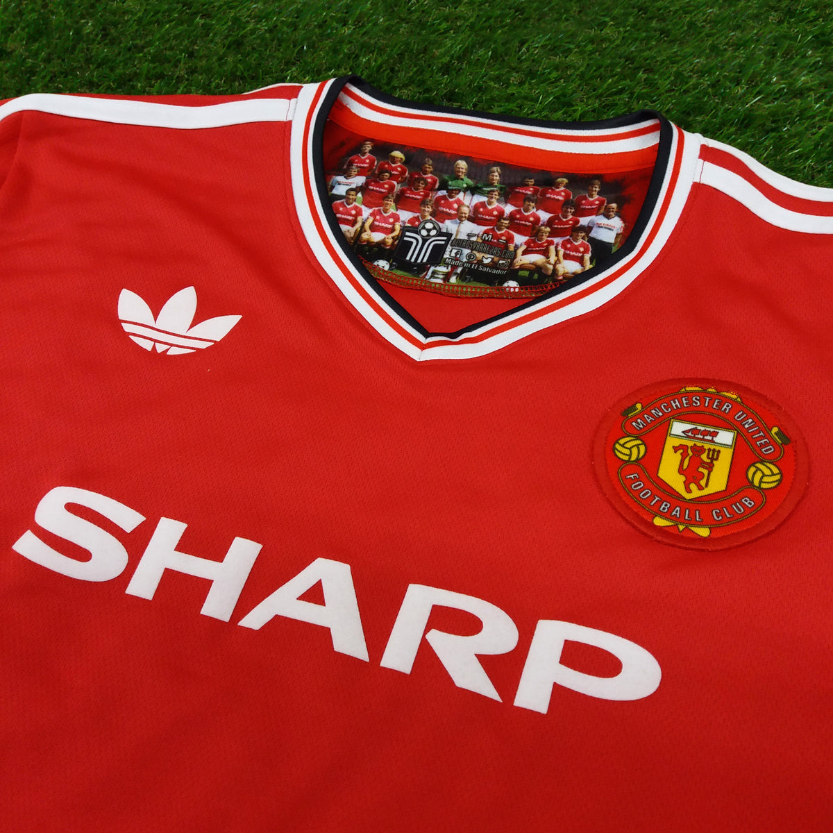 Manchester United, Men´s Retro Soccer Jersey, 1984 Sharp – NostalgiaCF.com